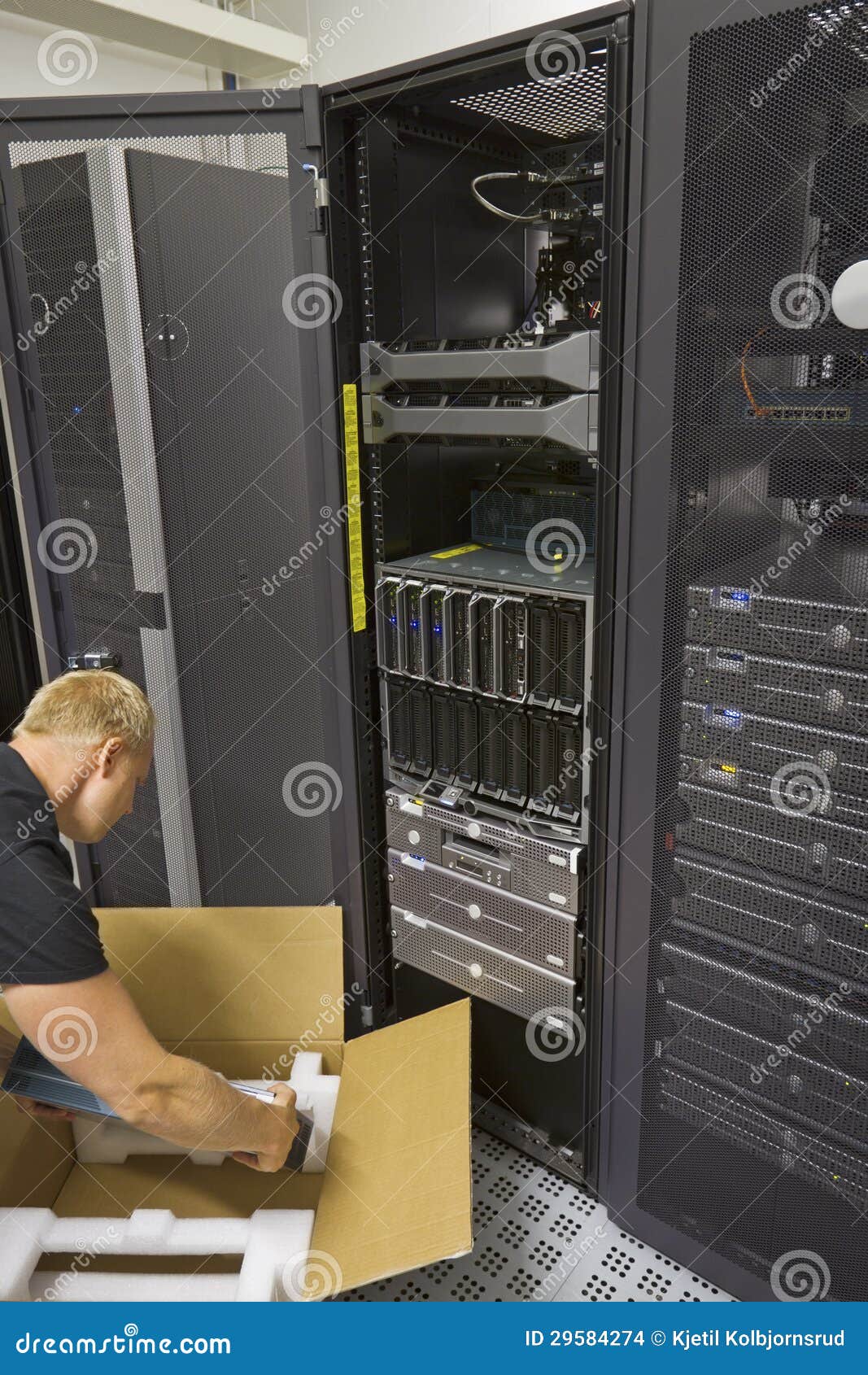 It Ingenieur Installing New Router Stock Foto - Image of computer ...
