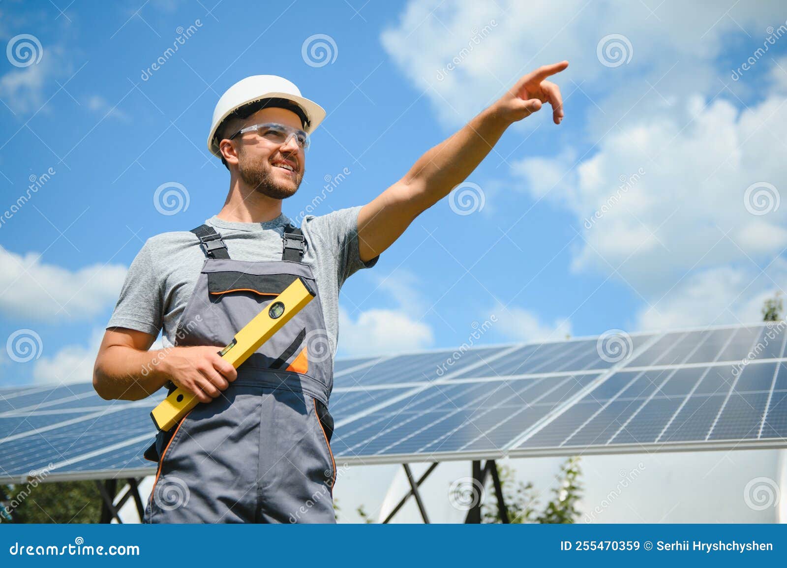 Ingenieur in Schutzhelm Zur Installation Einer Fotovoltaikanlage ... Ingenieur in Schutzhelm Zur Installation Einer Fotovoltaikanlage ...