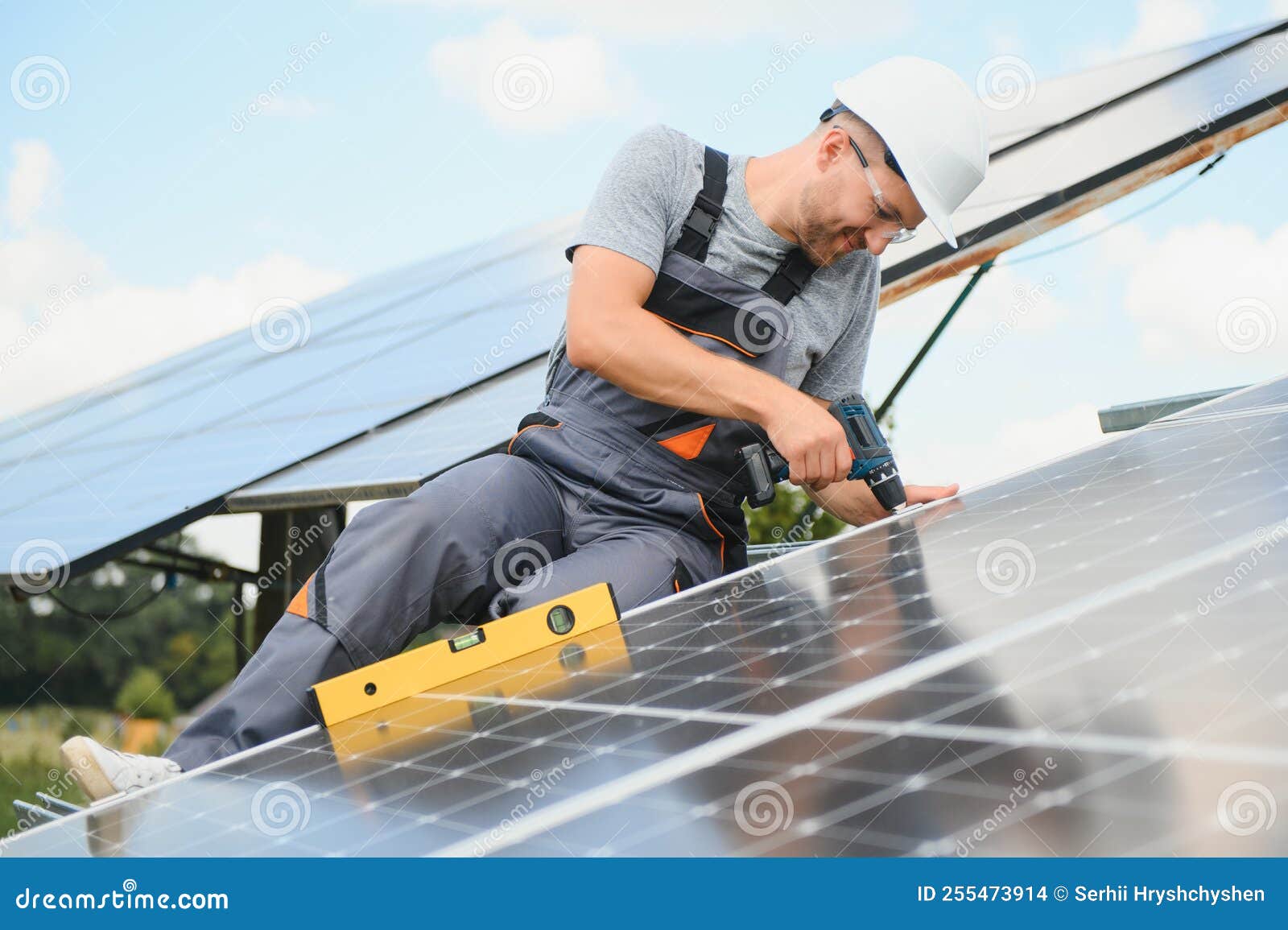 Ingenieur in Schutzhelm Zur Installation Einer Fotovoltaikanlage ... Ingenieur in Schutzhelm Zur Installation Einer Fotovoltaikanlage ...