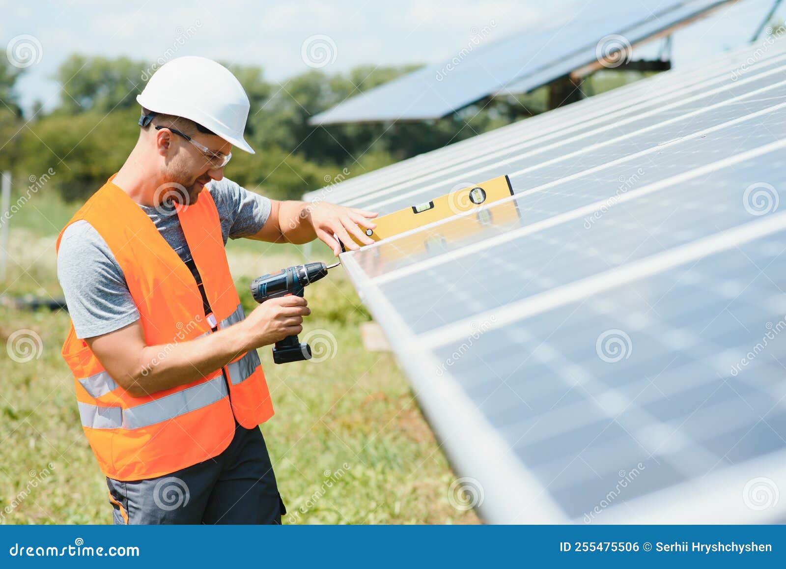 Ingenieur in Schutzhelm Zur Installation Einer Fotovoltaikanlage ... Ingenieur in Schutzhelm Zur Installation Einer Fotovoltaikanlage ...