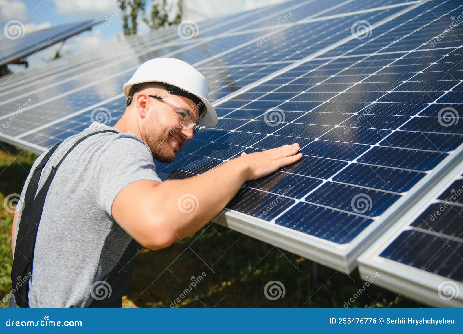 Ingenieur in Schutzhelm Zur Installation Einer Fotovoltaikanlage ... Ingenieur in Schutzhelm Zur Installation Einer Fotovoltaikanlage ...