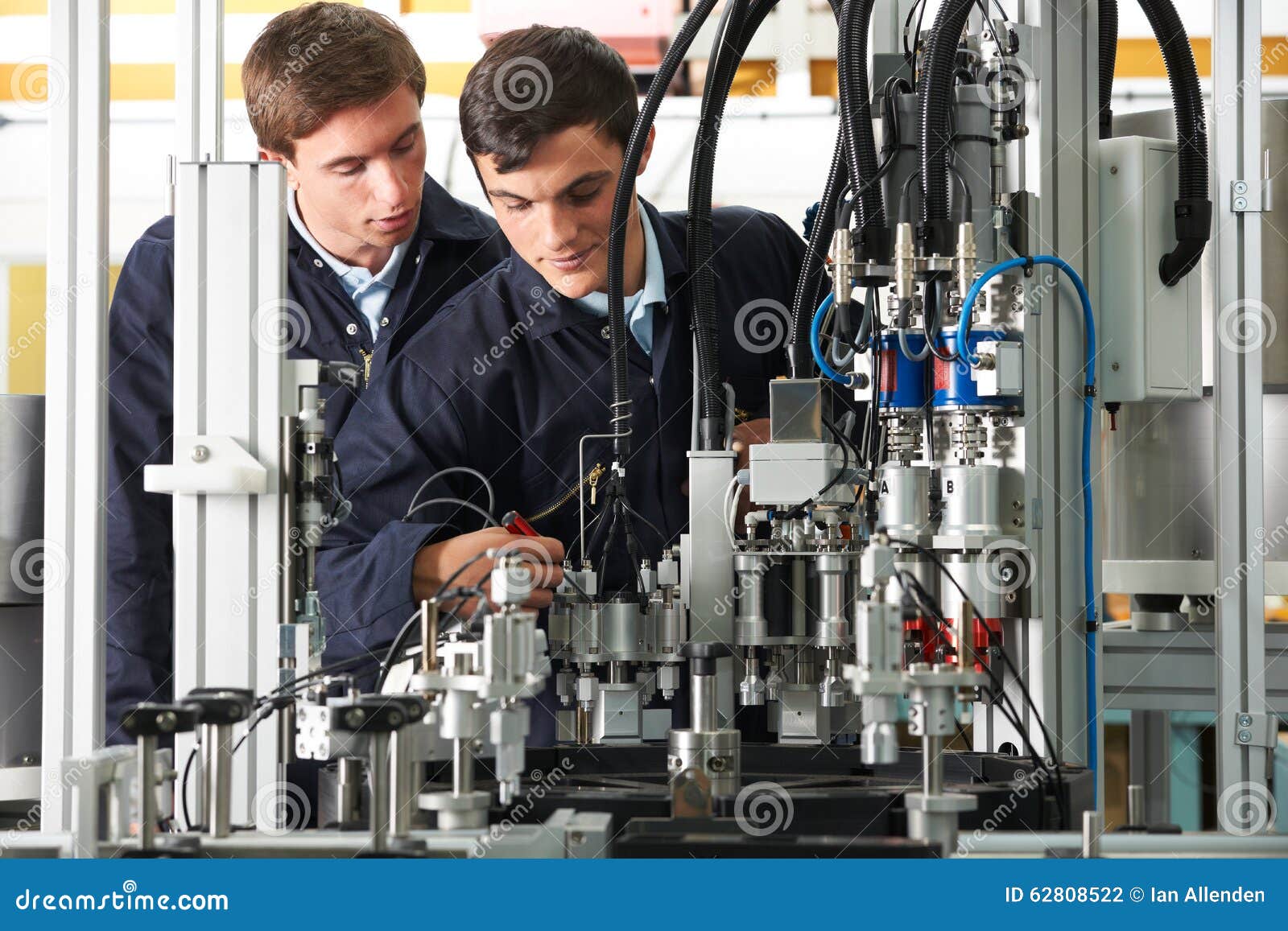 Ingenieur and Trainee Working Op Materiaal in Fabriek Stock Foto ...