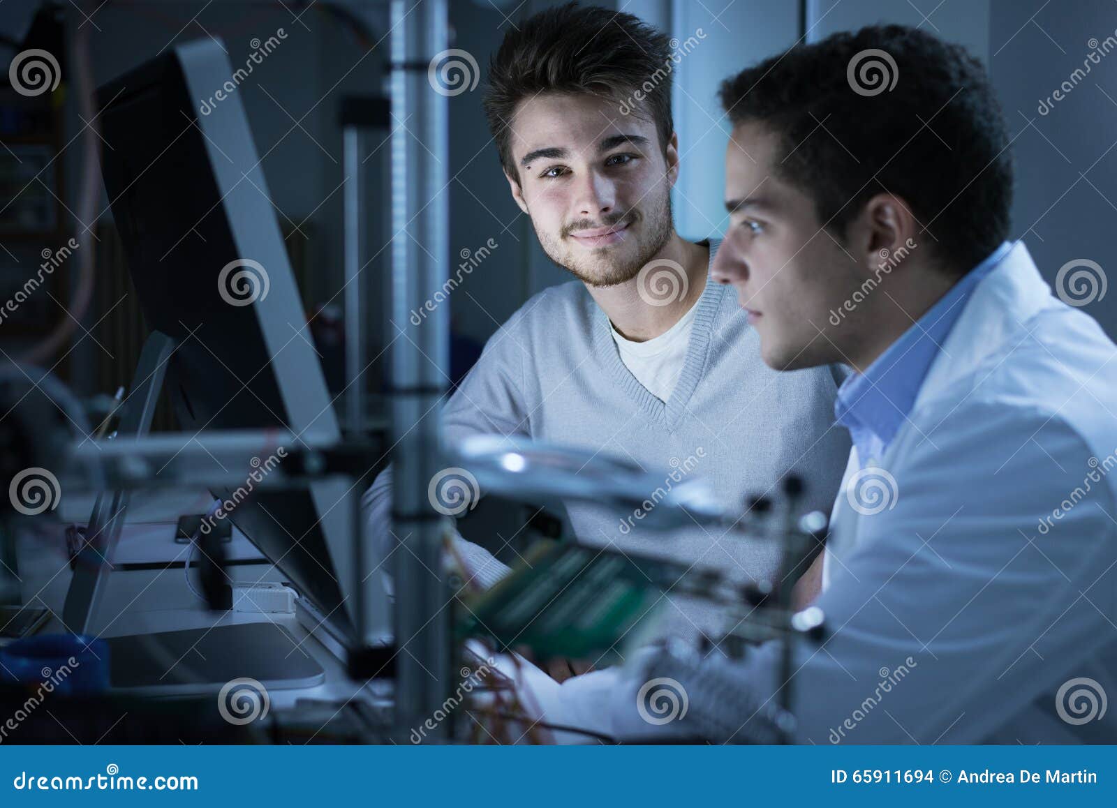 Ingenieure, Die Einen Computer Verwenden Stockfoto - Bild von kreativ ...