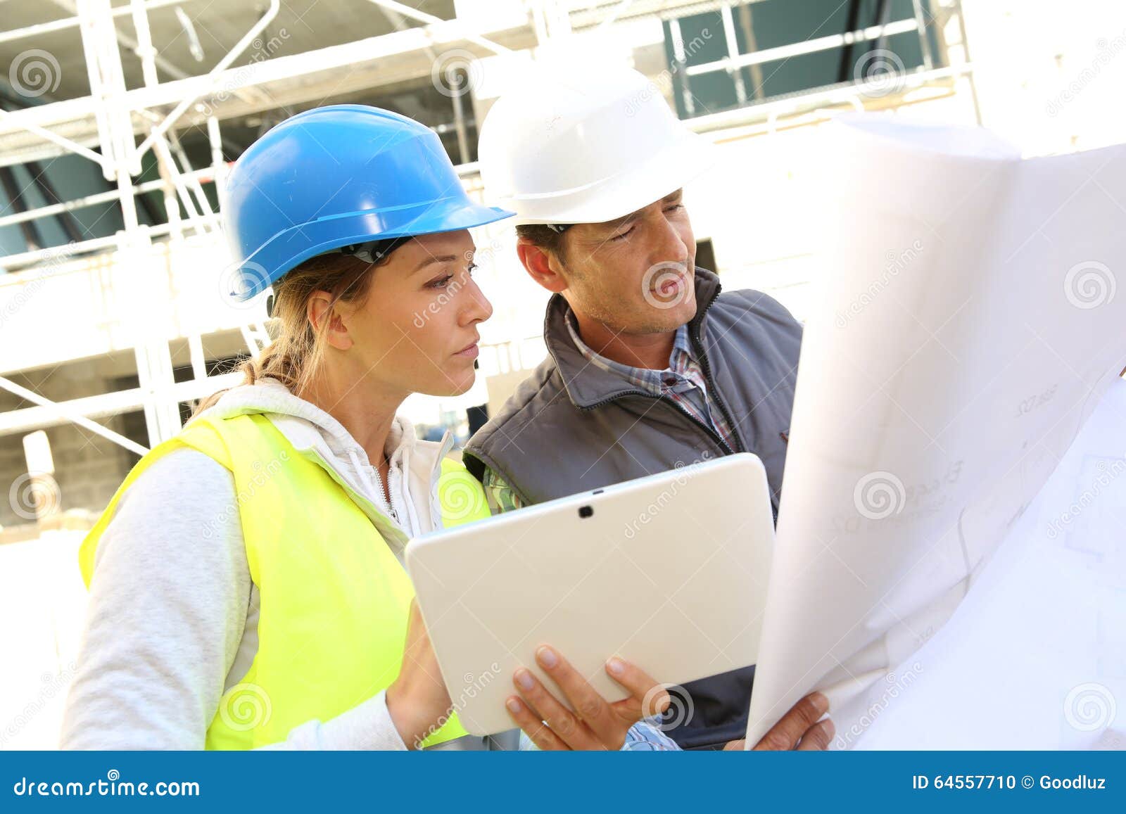 Ingenieure Mit Tablette Und Plan Stockfoto - Bild von kollegen ...