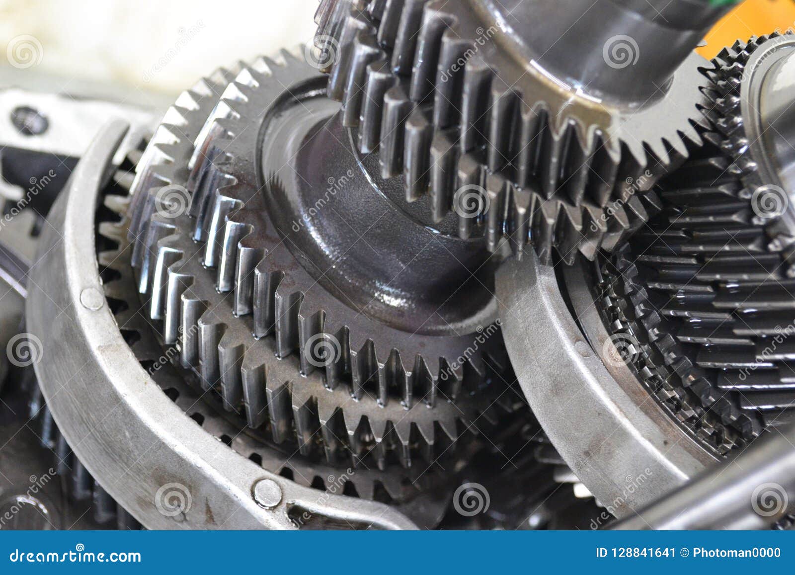 Ingranaggi dal cambio immagine stock. Immagine di automobile - 128841641