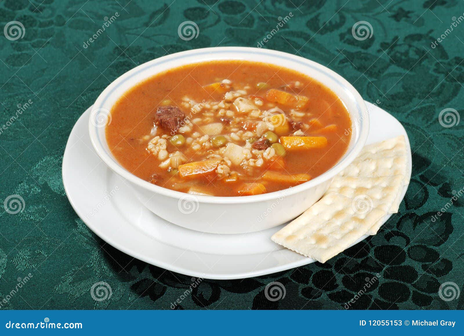 Ingrossi La Minestra Dell'orzo Con I Cracker Immagine Stock - Immagine ...