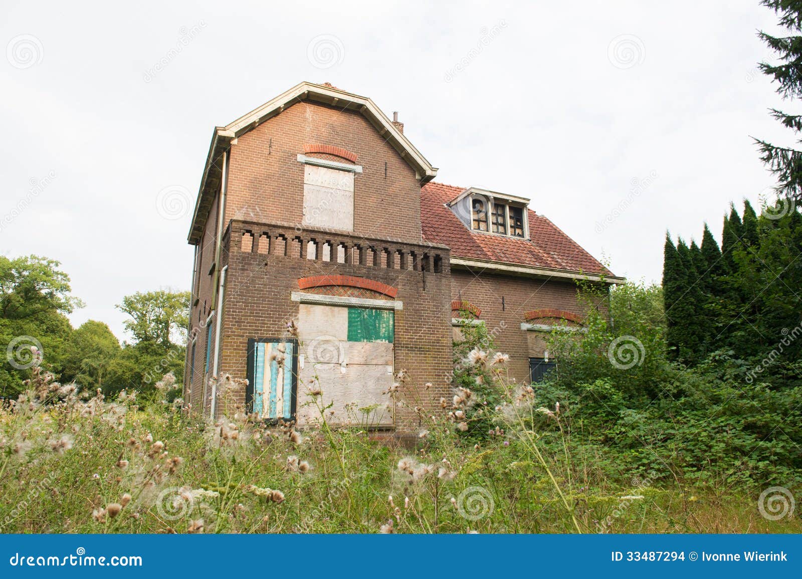 Inhabitable old house stock photo. Image of windows, broken - 33487294
