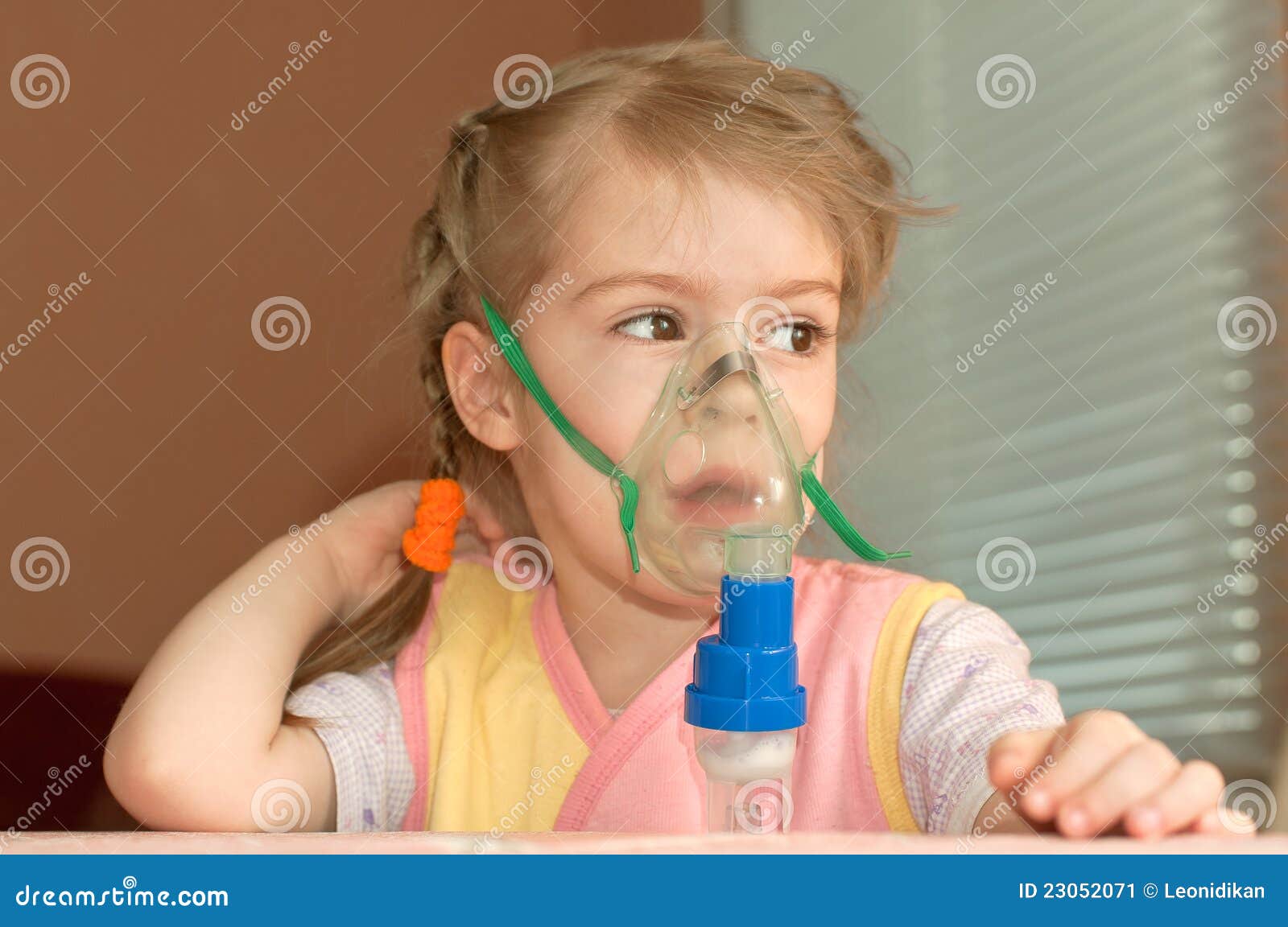 Inhalación imagen de archivo. Imagen de tratamiento, respiratorio ...