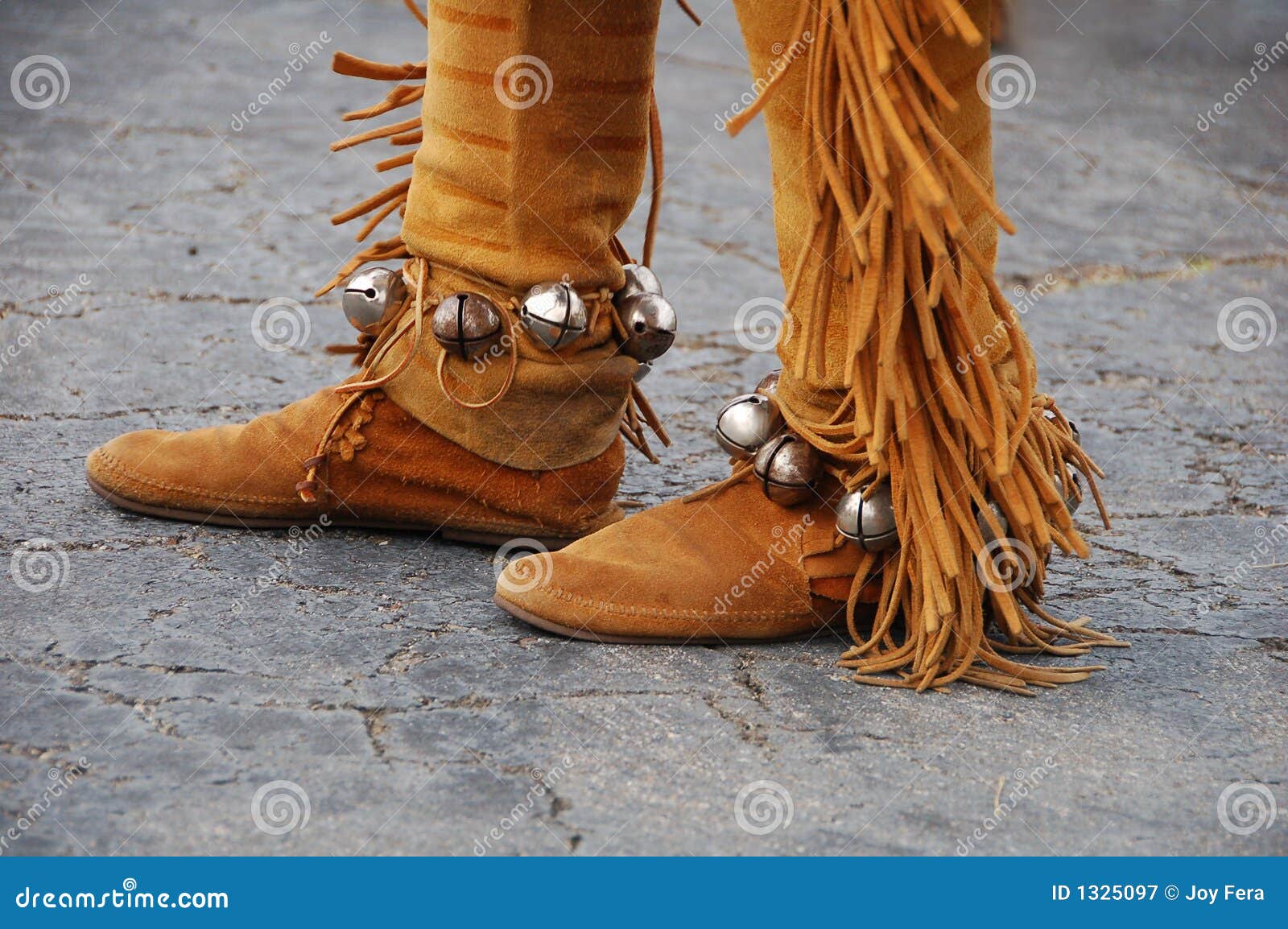 Inheems Amerikaans Schoeisel Stock Afbeelding - Image of motie, kleding ...