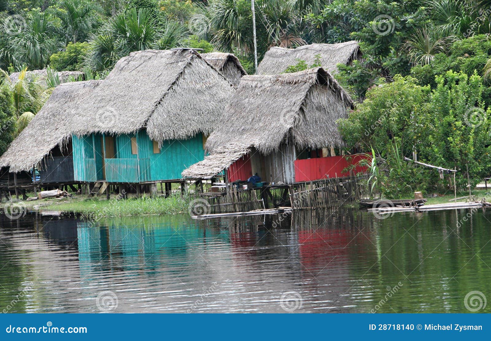 Inheems Huis stock foto. Image of water, regen, tropisch - 28718140