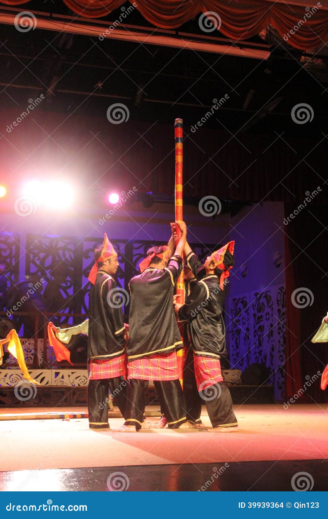 Inheemse dans sarawak redactionele stock afbeelding. Image of maleisië ...