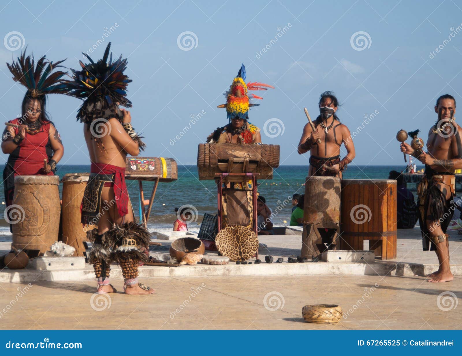 Inheemse maya dansers redactionele afbeelding. Image of kleurrijk ...