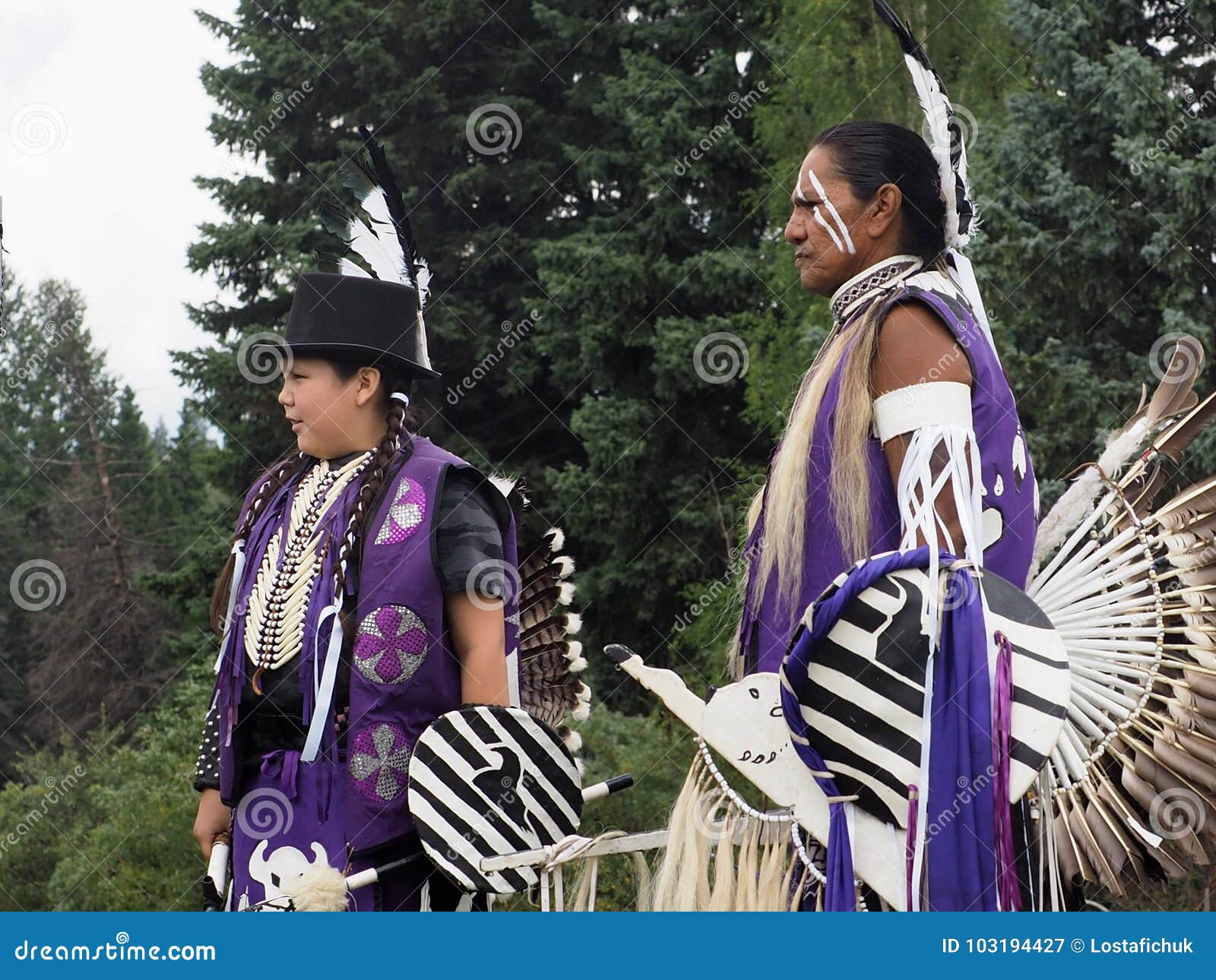 Inheemse Mensen in Traditionele Kleding Redactionele Fotografie - Image ...