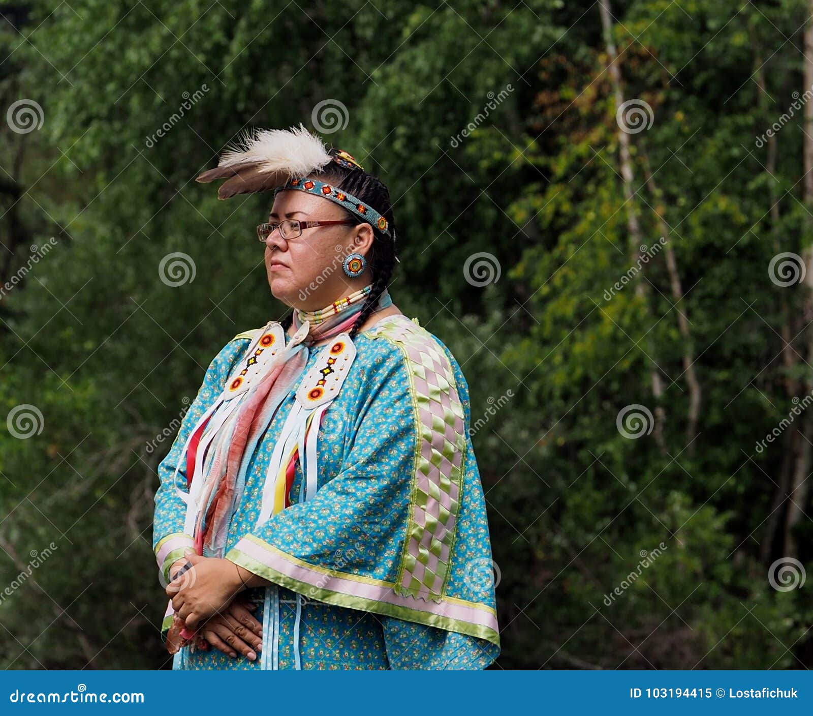 Inheemse Vrouw in Traditionele Kleding Redactionele Afbeelding - Image ...