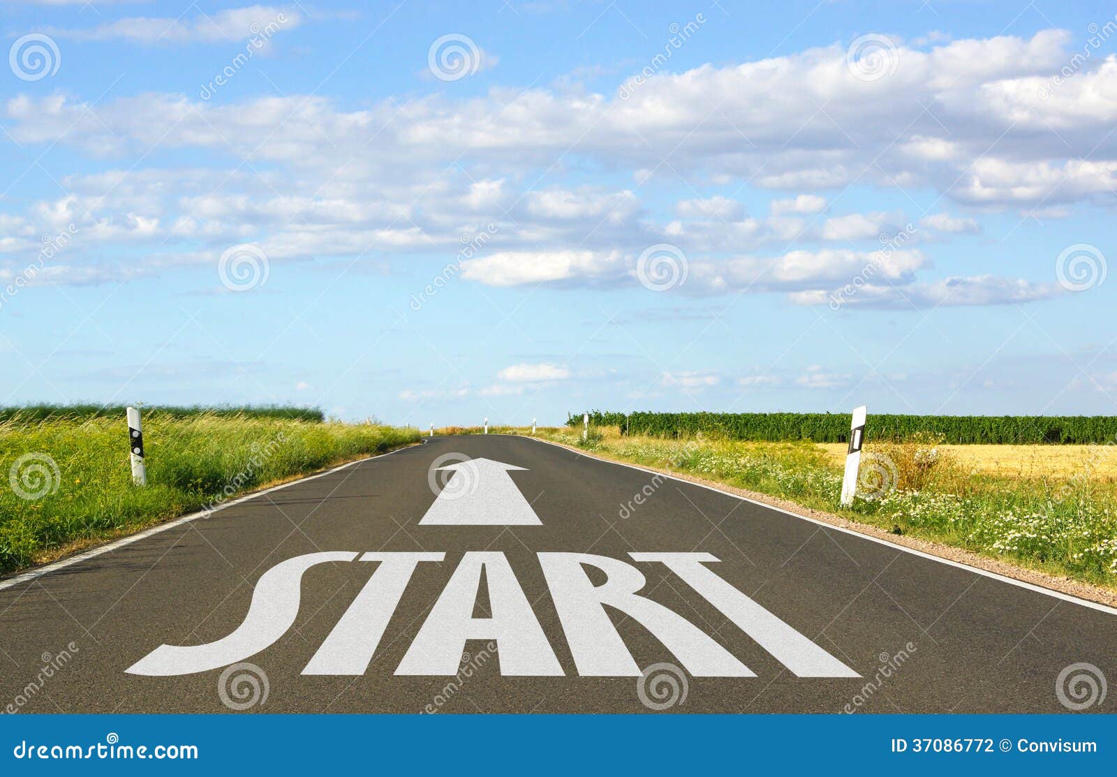 Inizi Il Segno Su Una Strada Fotografia Stock - Immagine di motivazione ...