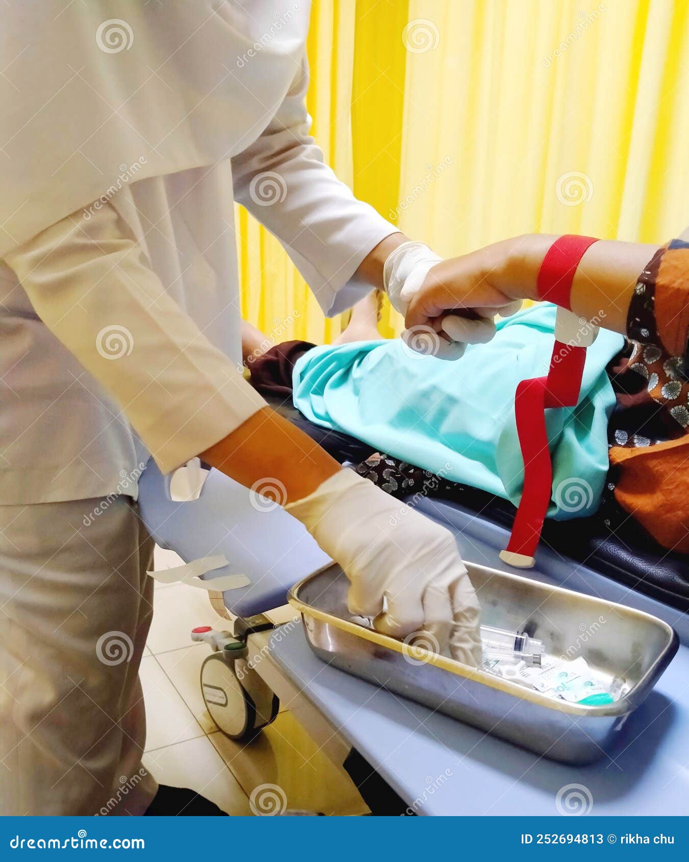 The Nurse Doing Injection at Hospital Emergency Room Stock Image ...
