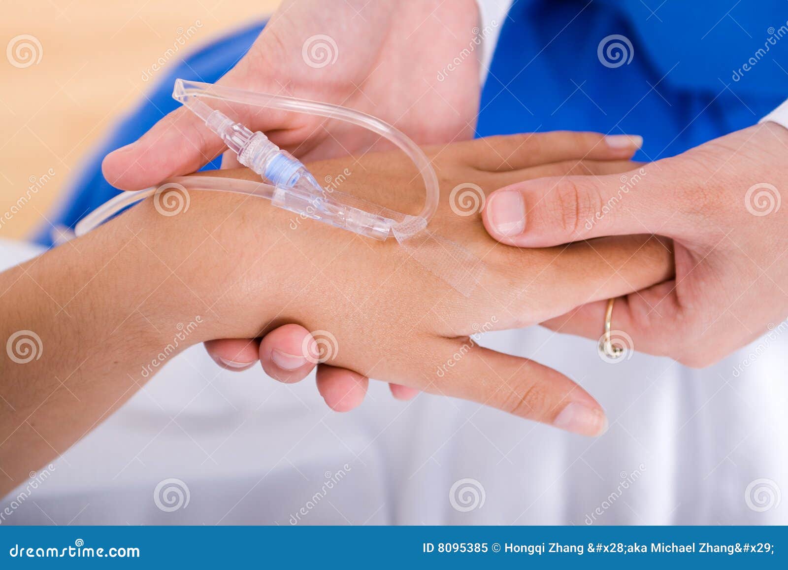 Injection intraveineuse image stock. Image du docteur - 8095385