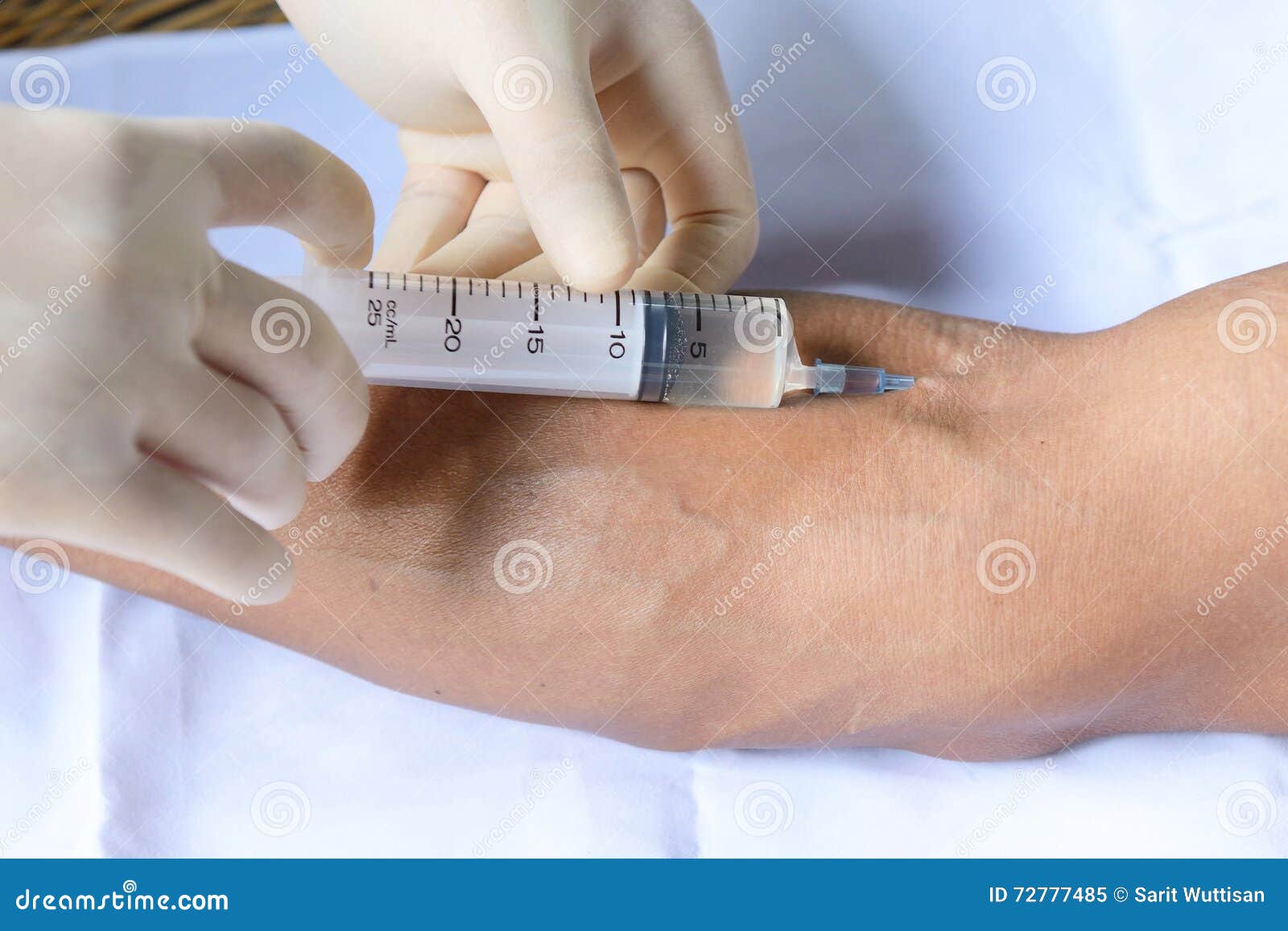 Injection into a vein stock image. Image of analyzing - 72777485