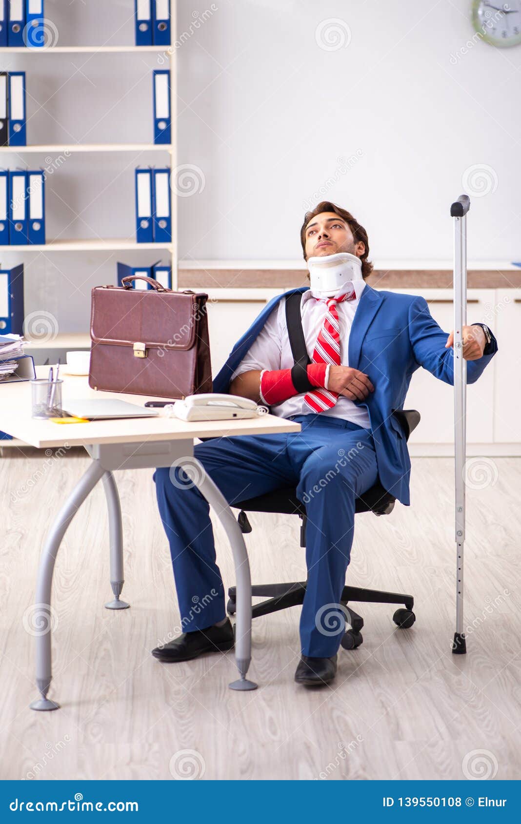 The Injured Employee Working in the Office Stock Photo - Image of ...