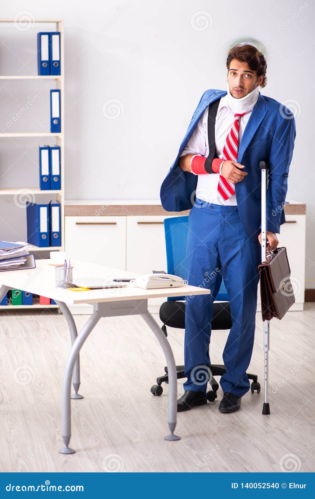 The Injured Employee Working in the Office Stock Photo - Image of ...