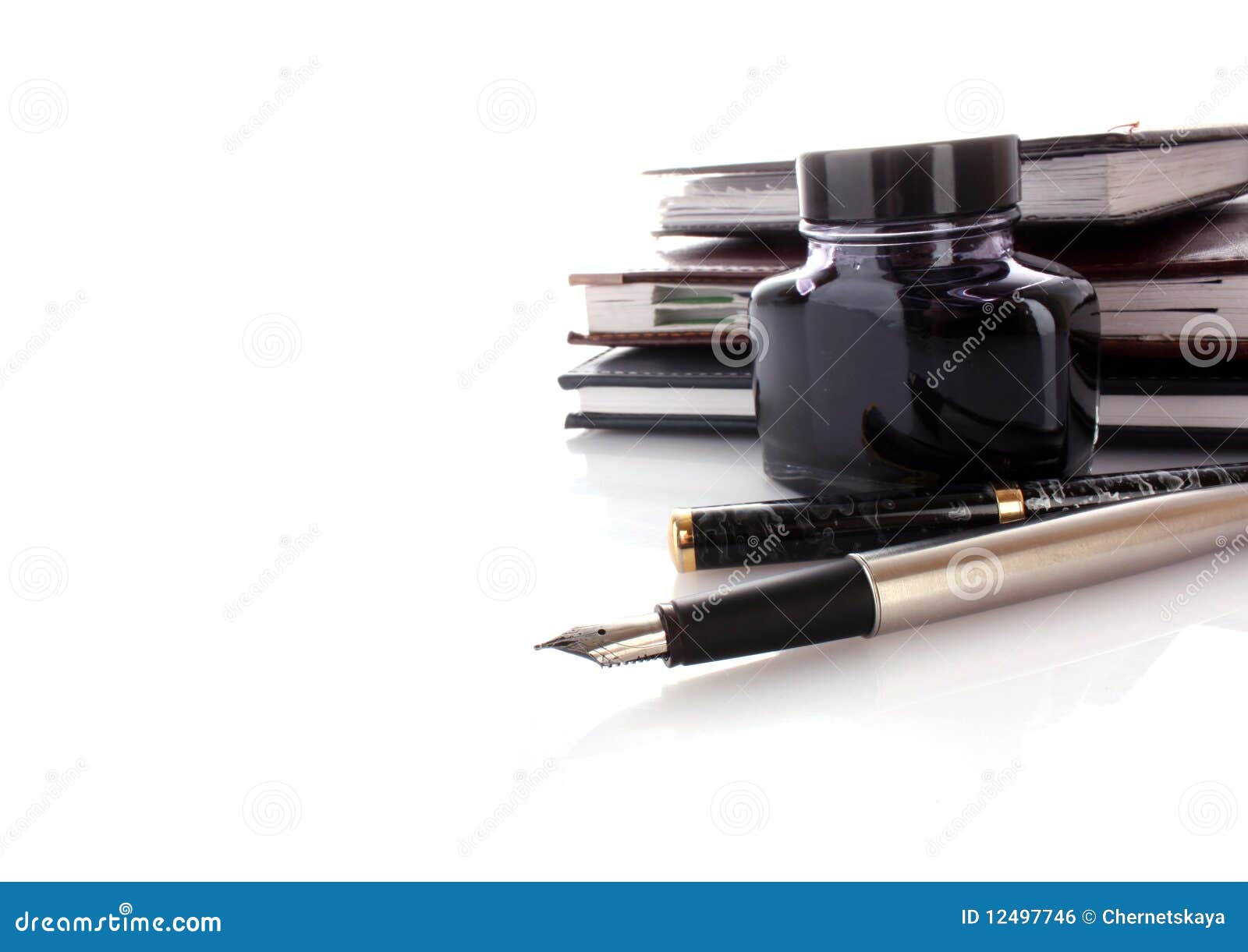 Inkt en pen stock foto. Image of zwart, potlood, geïsoleerd - 12497746