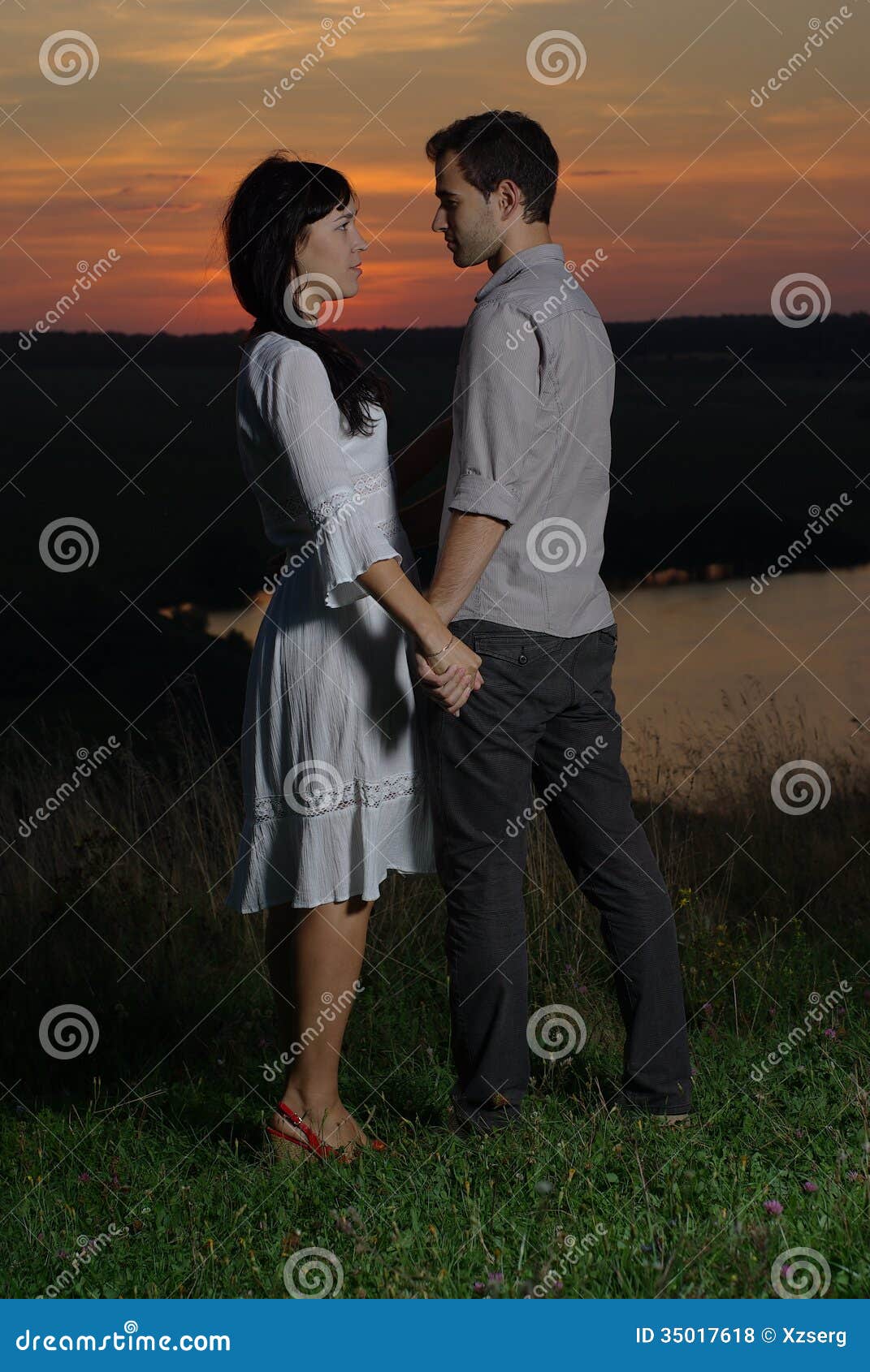 Innamorati Nel Tramonto E Nel Lago Fotografia Stock - Immagine di ...