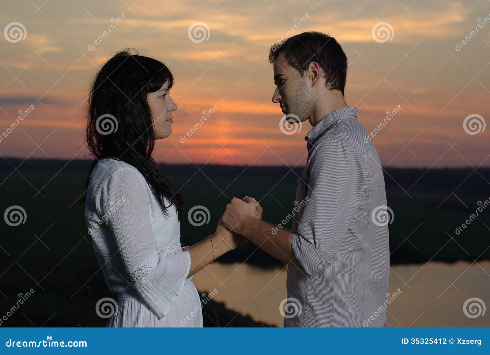 Innamorati Nel Tramonto E Nel Lago Fotografia Stock - Immagine di ...