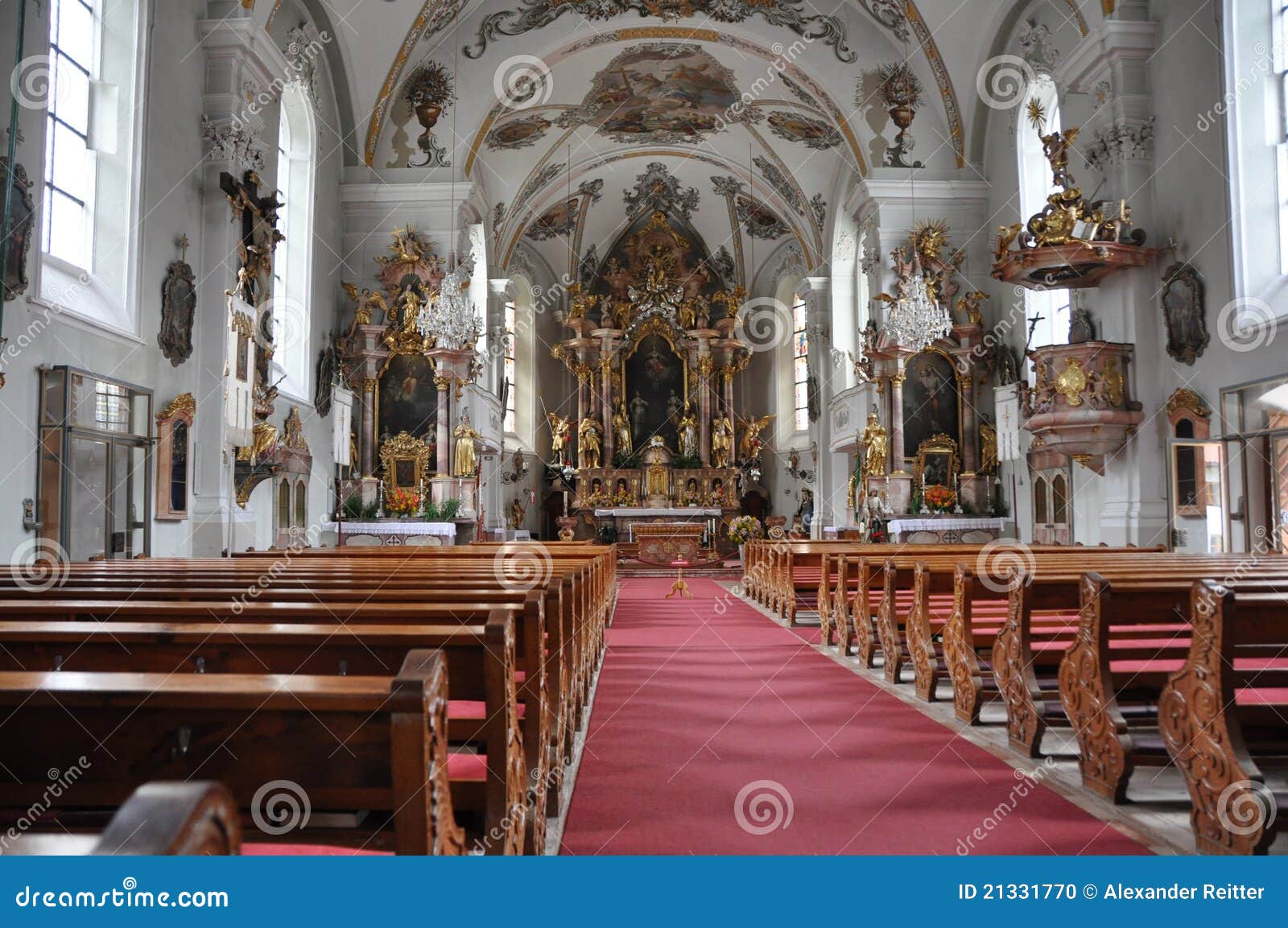 Innenraum Der Katholischen Kirche Stockfoto - Bild: 21331770