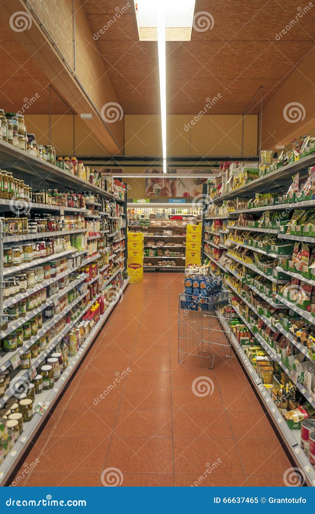 Innenraum Eines Supermarktes Mit Nahrungsmitteln Redaktionelles Bild ...