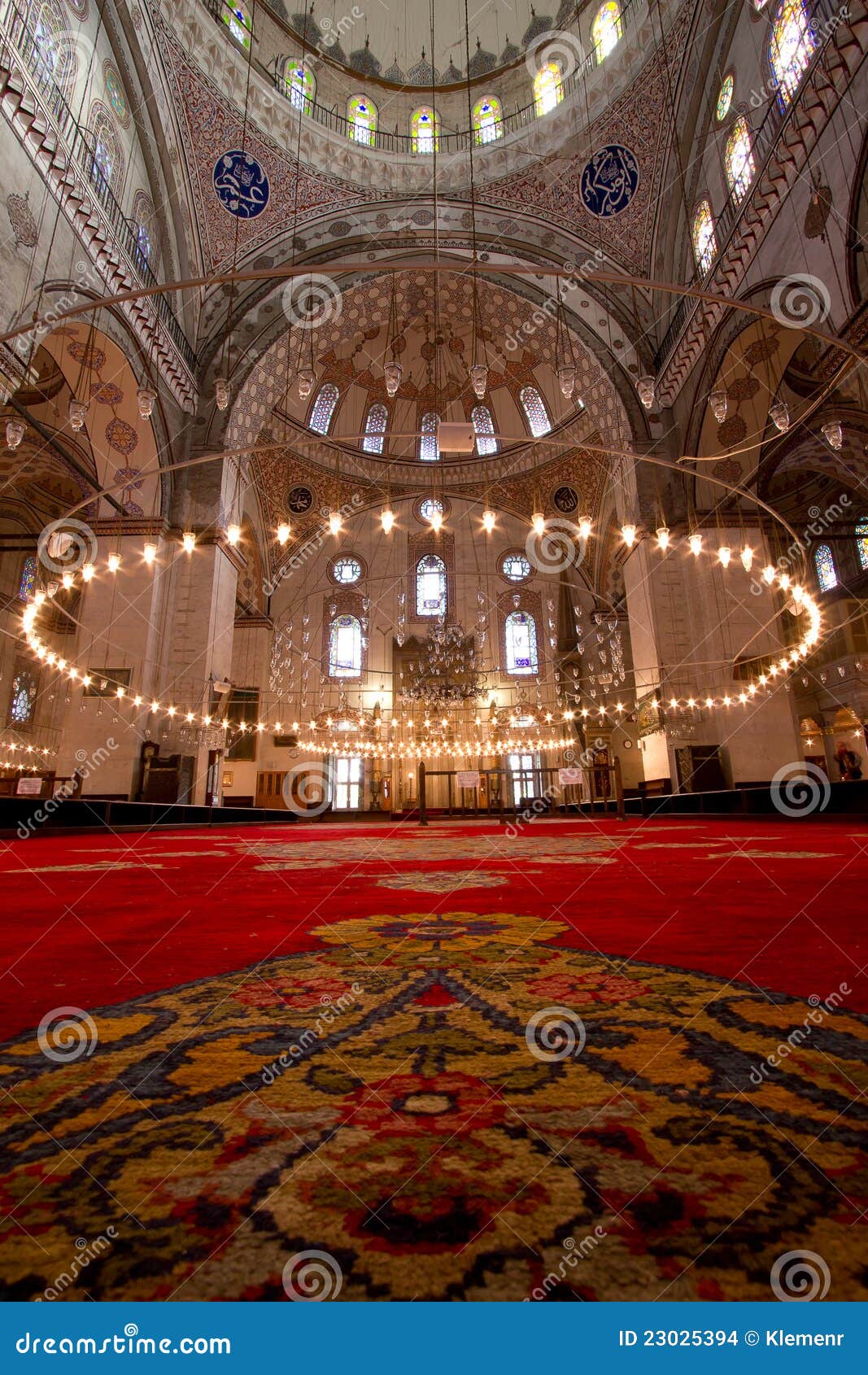 Innere Istanbul-Moschee Mit Rotem Teppich Stockfoto - Bild von gebäude ...