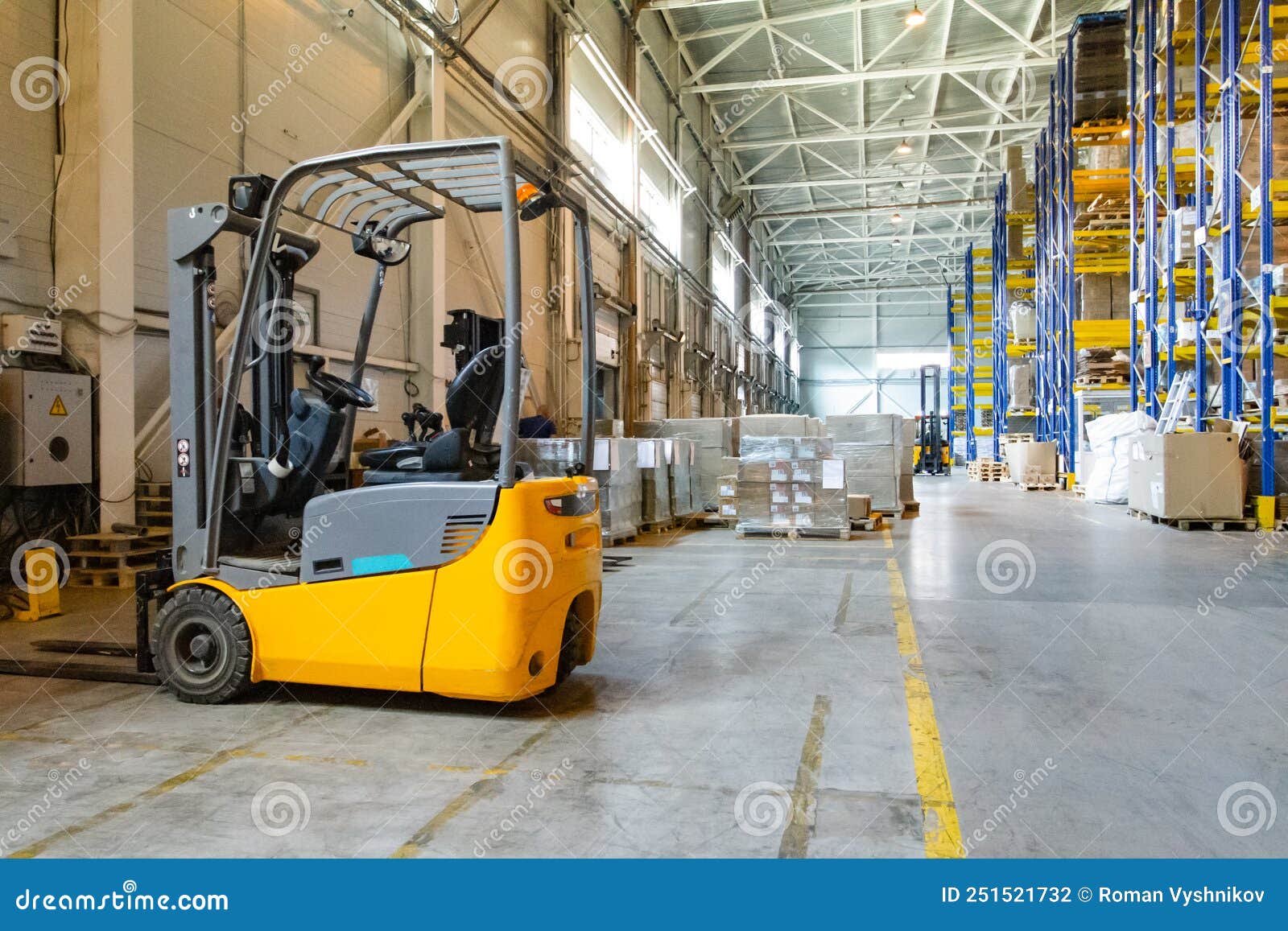 Inneres Eines Modernen Lagers Mit Gabelstaplern. Palettenstapler ...