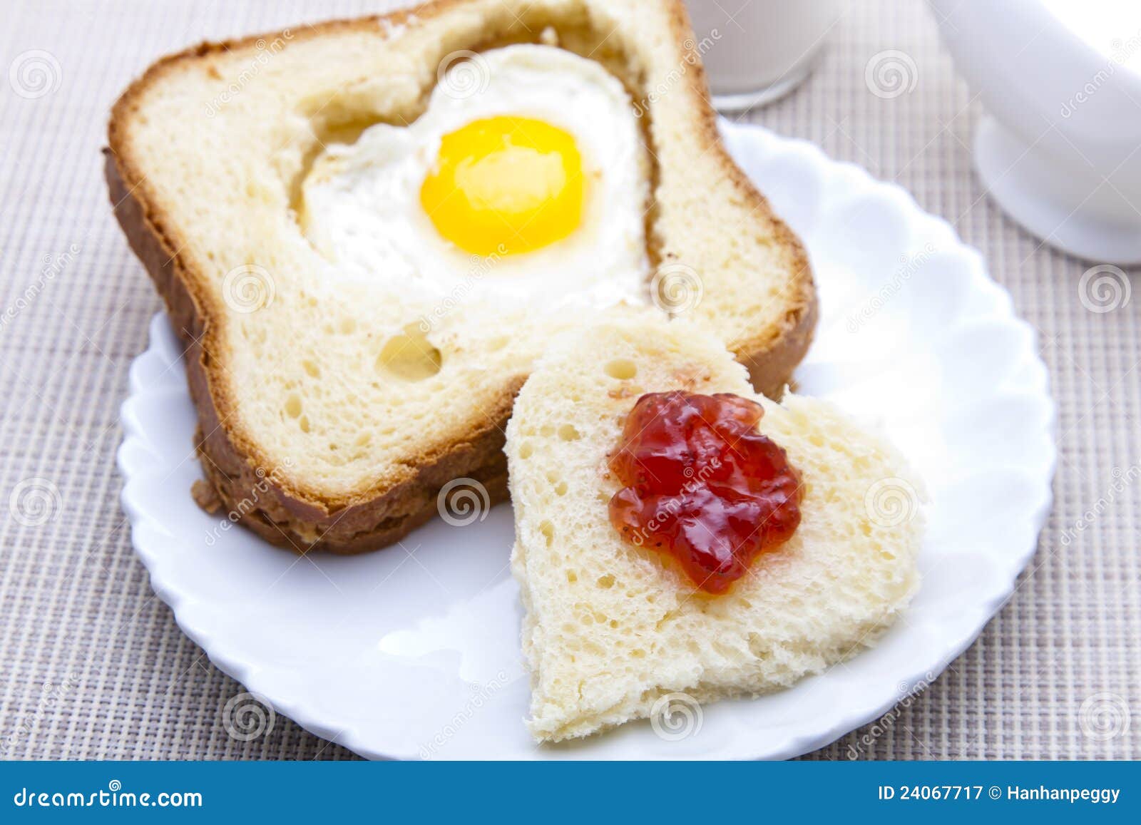 Inneres Geformtes Brot Und Ei Stockbild - Bild von himbeere, frühstück ...
