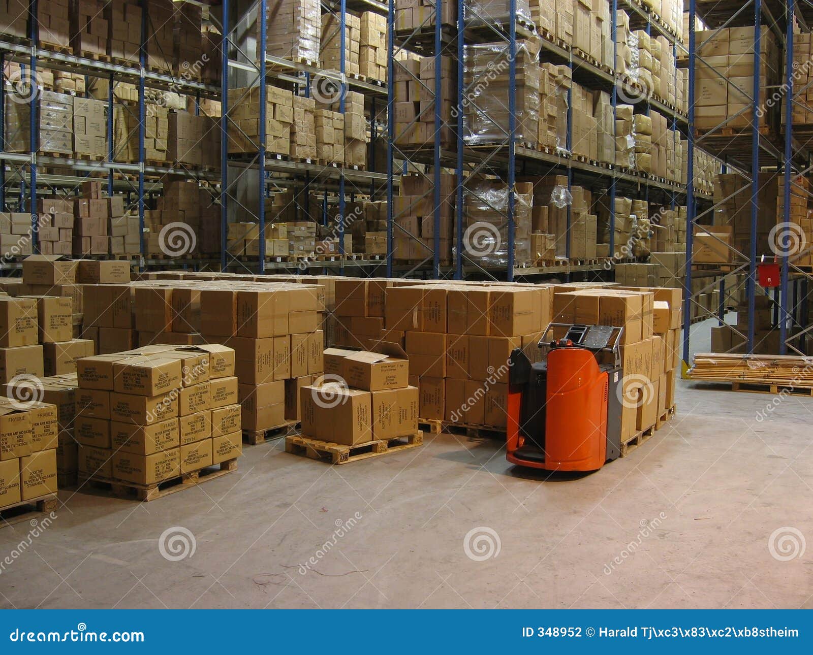 Innerhalb eines Lagers stockfoto. Bild von schotterhaufen - 348952