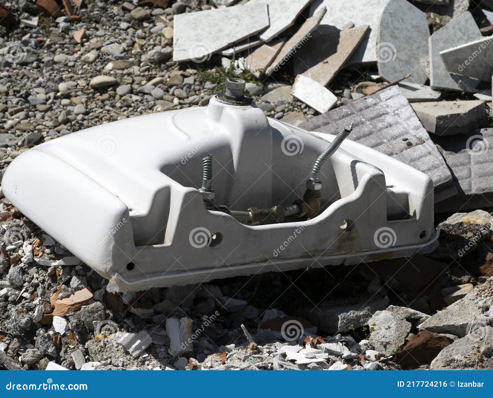 Inodoro roto abandonado foto de archivo. Imagen de viejo - 217724216