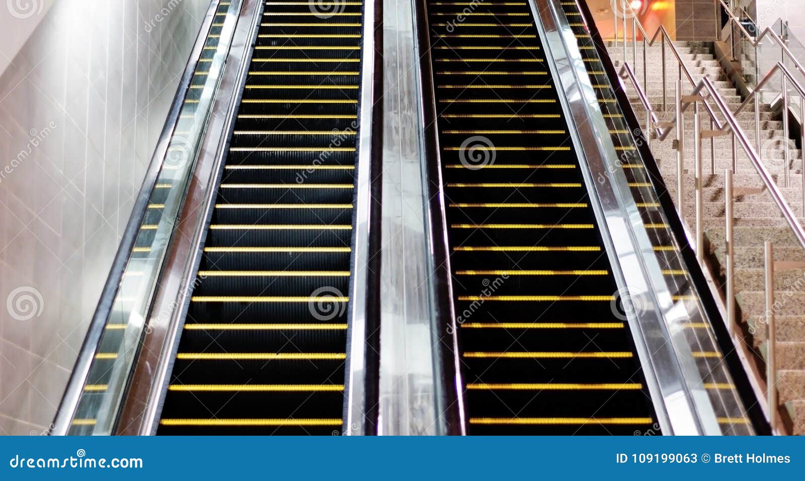 Inomhus Rulltrappa Med Sikten Som Ser Upp Fotografering för Bildbyråer ...
