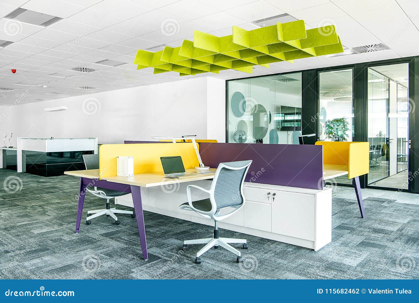 Inre av ett modernt kontor redaktionell arkivbild. Bild av kommersiellt ...