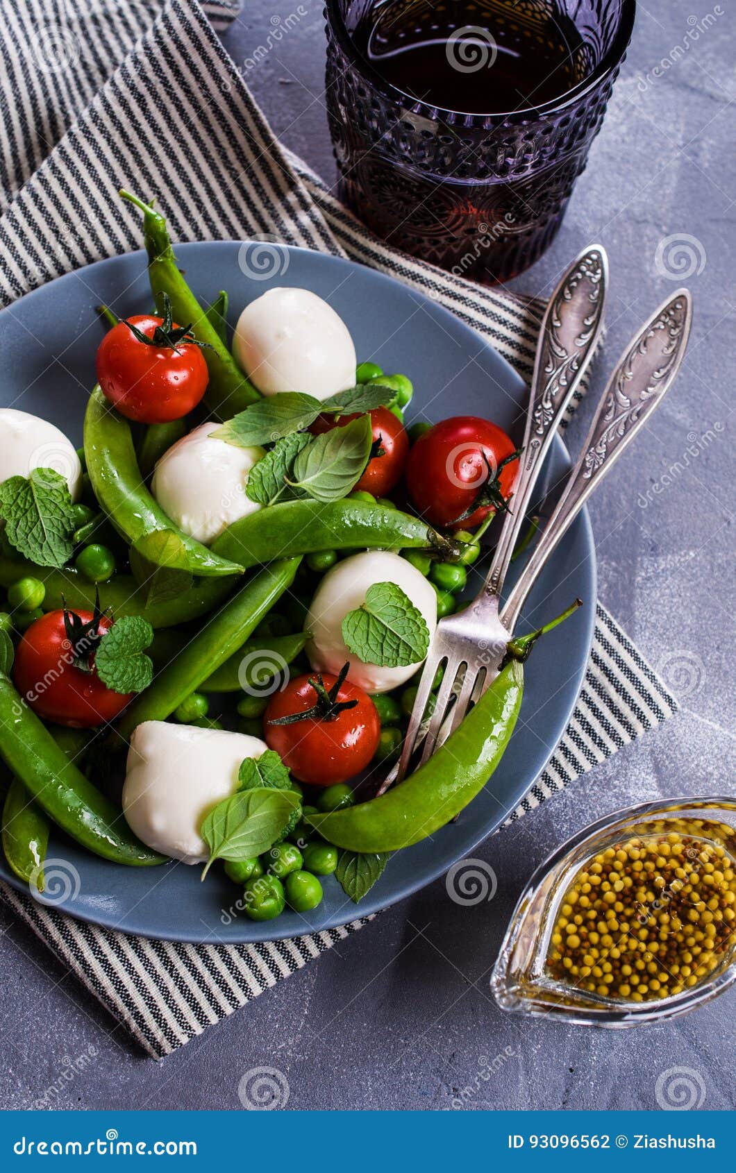 Insalata Della Verdura Grezza Fotografia Stock - Immagine di mozzarella ...