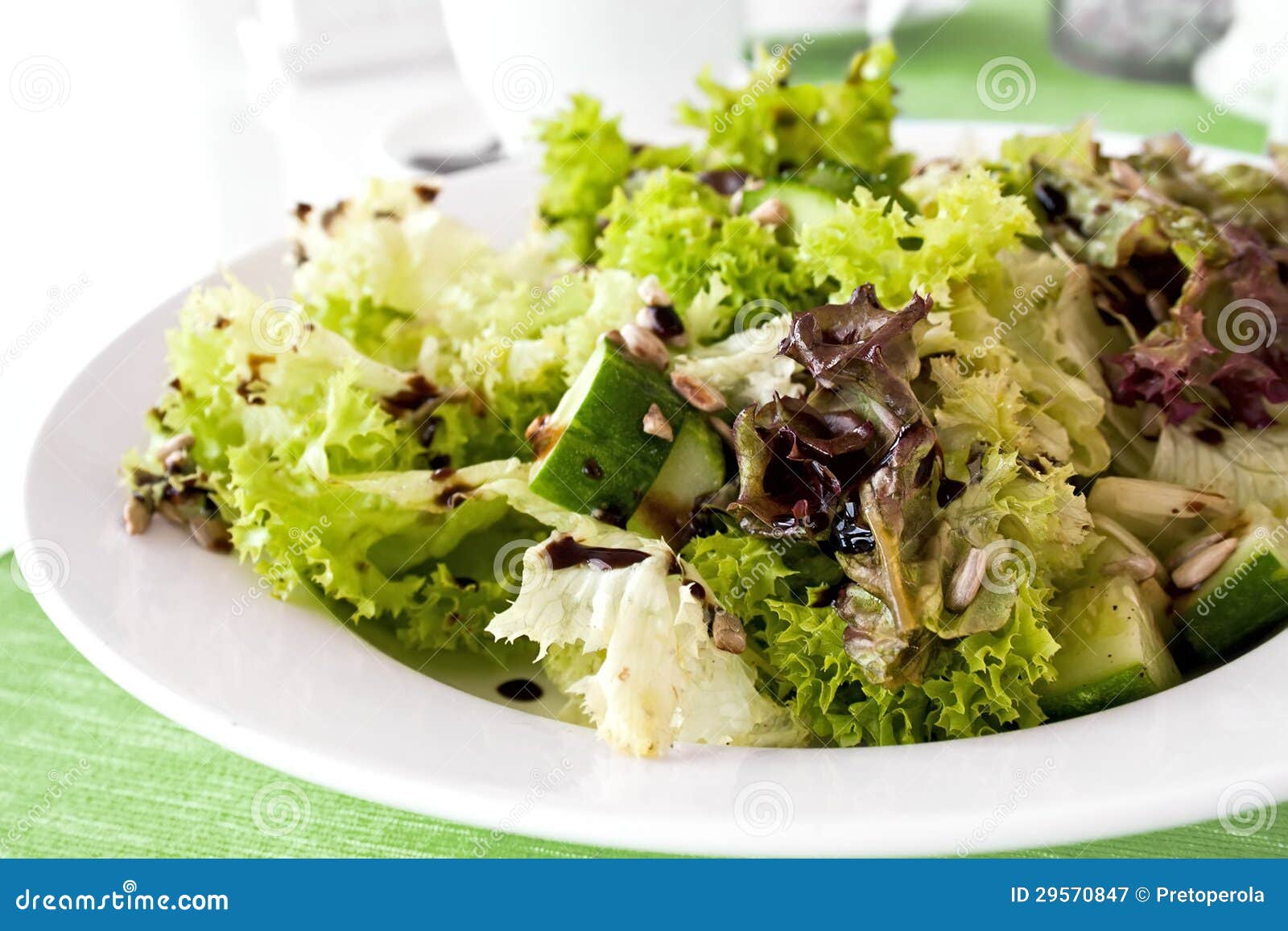 Insalata Verde Di Fesh Con I Semi Immagine Stock - Immagine di cetriolo ...