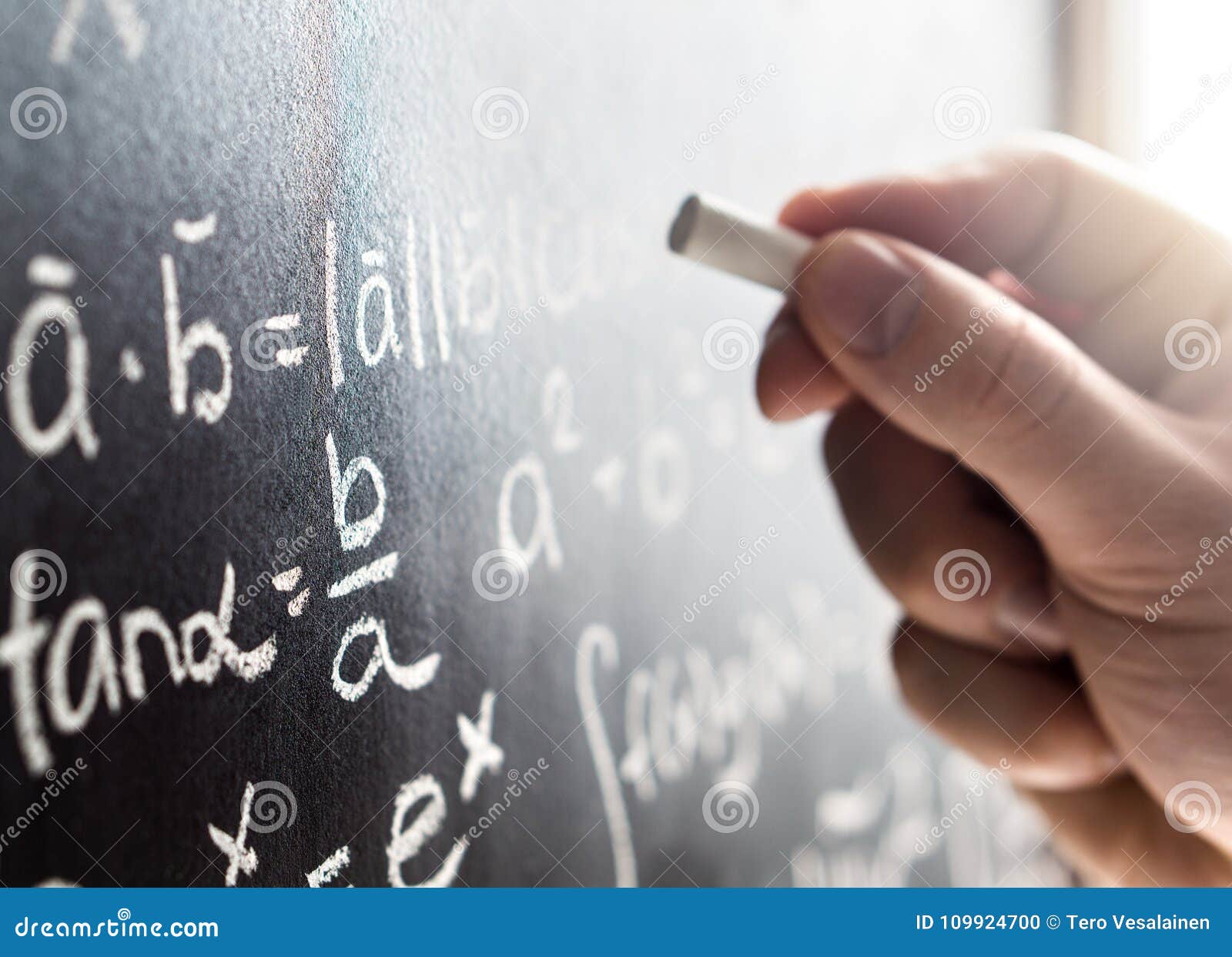 Insegnante Che Scrive Alla Lavagna Con Gesso Studente E Lavagna ...