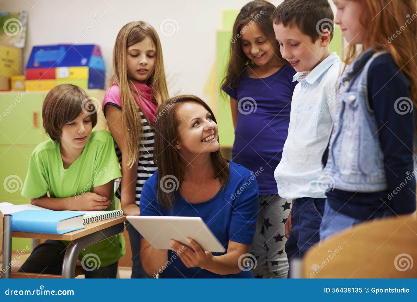 Insegnante con gli allievi immagine stock. Immagine di visualizzazione ... Insegnante con gli allievi immagine stock. Immagine di visualizzazione ...