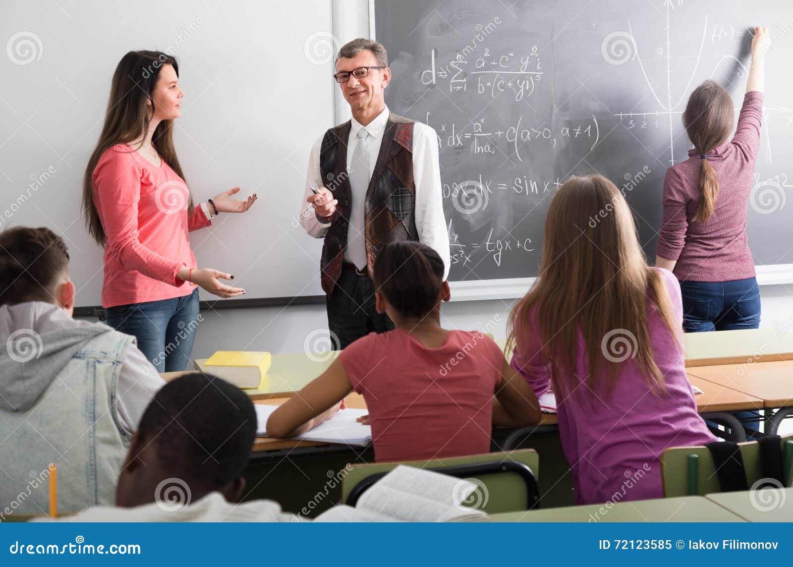 Insegnante E Studente Vicino Alla Lavagna Immagine Stock - Immagine di ...