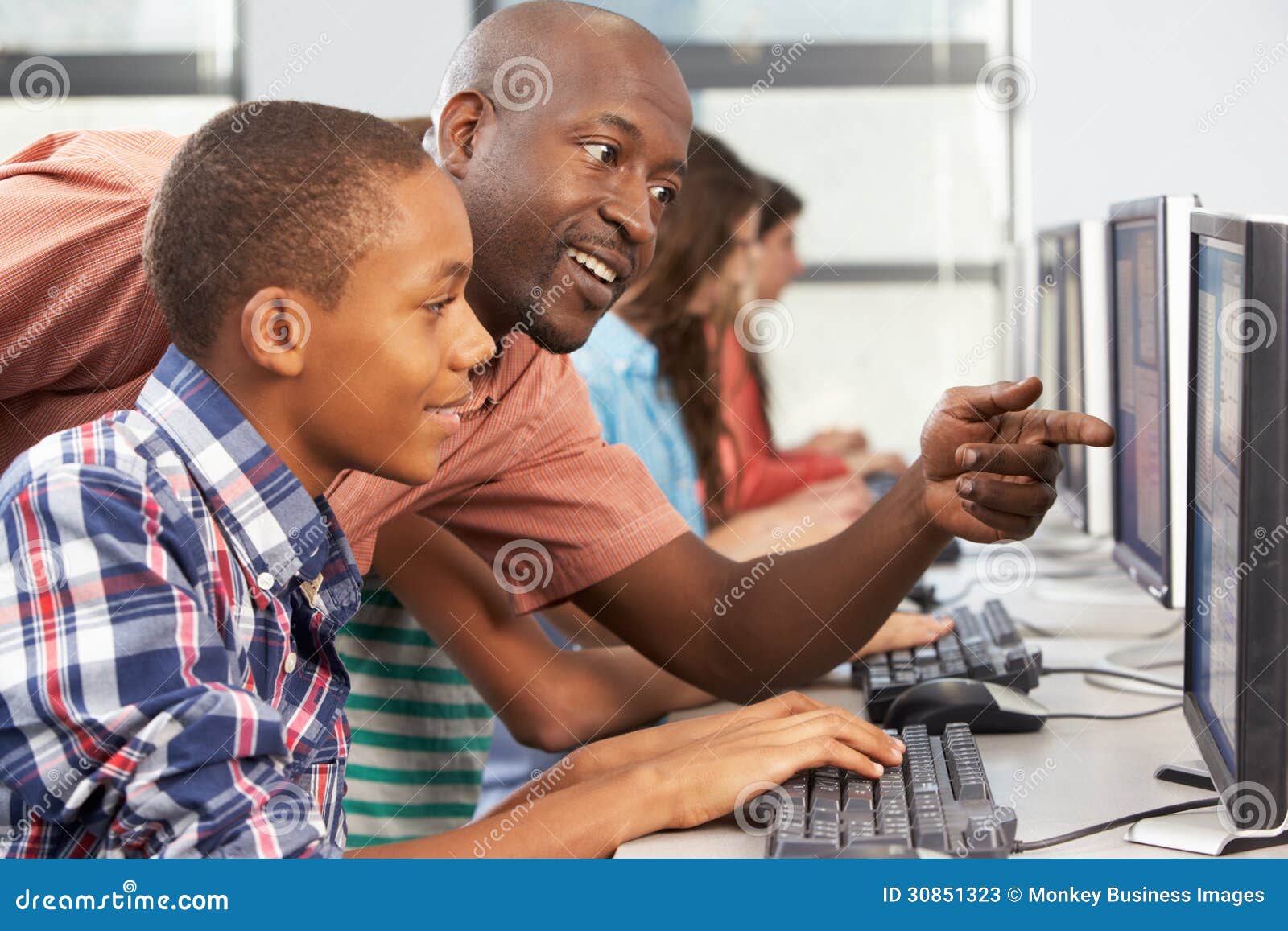 Insegnante Helping Students Working Ai Computer in Aula Immagine Stock ...