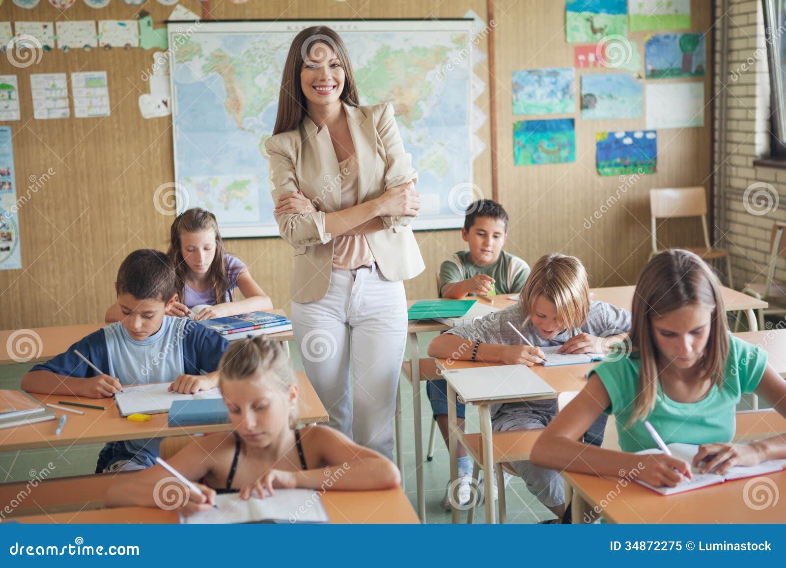 Insegnante Sorridente Ed I Suoi Studenti Immagine Stock - Immagine di ...