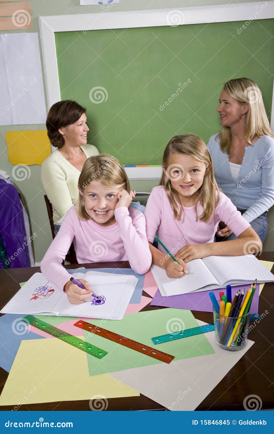 Insegnanti Ed Allievi in Aula Immagine Stock - Immagine di allegro ...