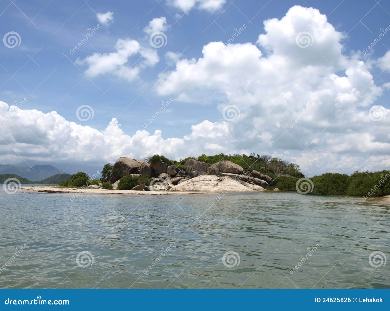 Insel im Meer stockfoto. Bild von ozean, ruhe, wald, klippe - 24625826