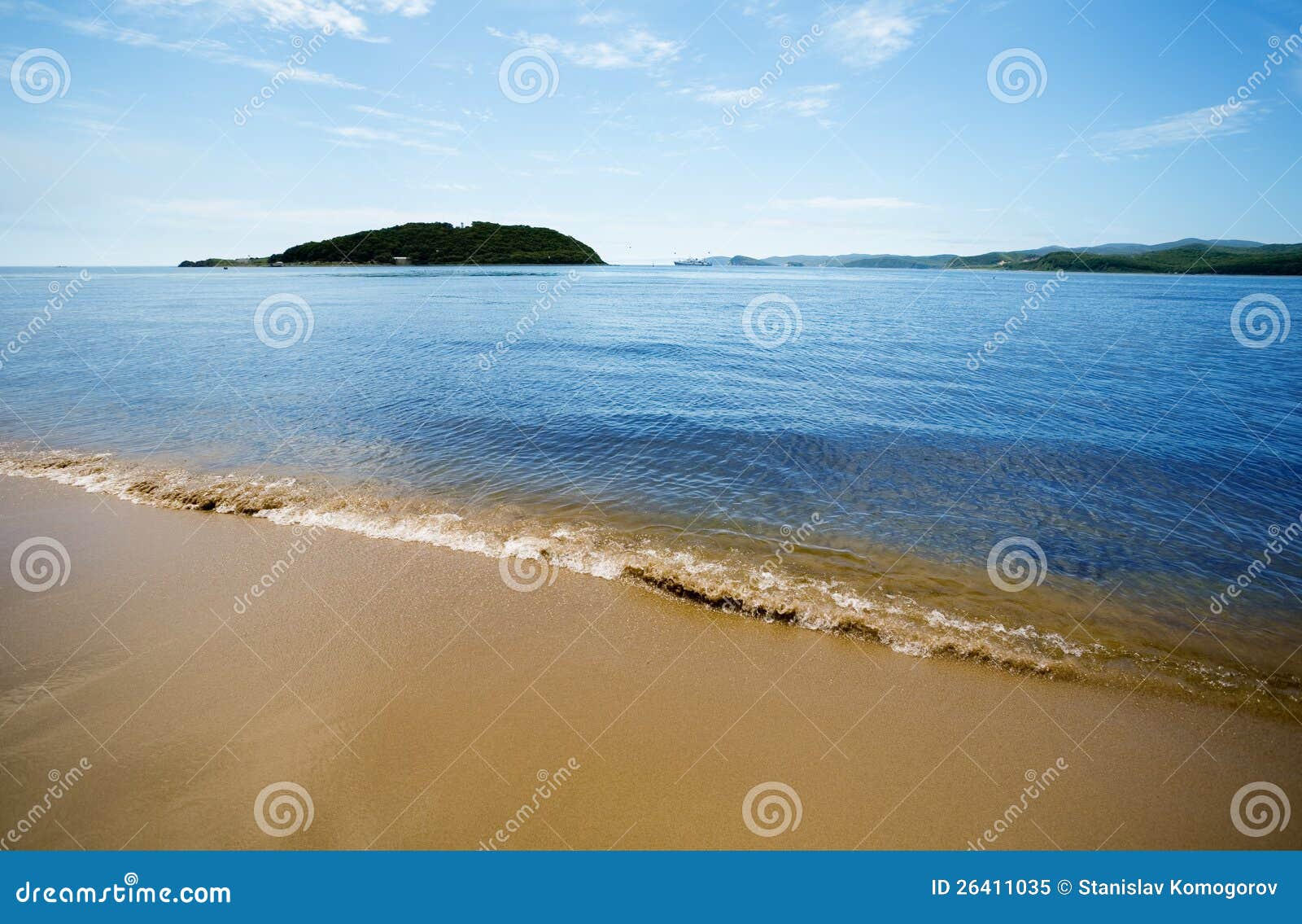 Insel im Meer von Japan stockbild. Bild von küstenlinie - 26411035