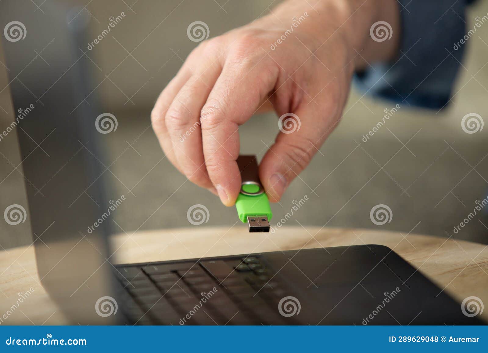 Insertar Mano Stick De Memoria Usb En El Equipo Foto de archivo ...