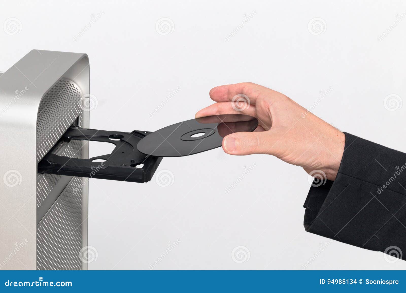 Insertion D'un CD Noir/DVD Dans Un Ordinateur Insertion De Main Photo ...