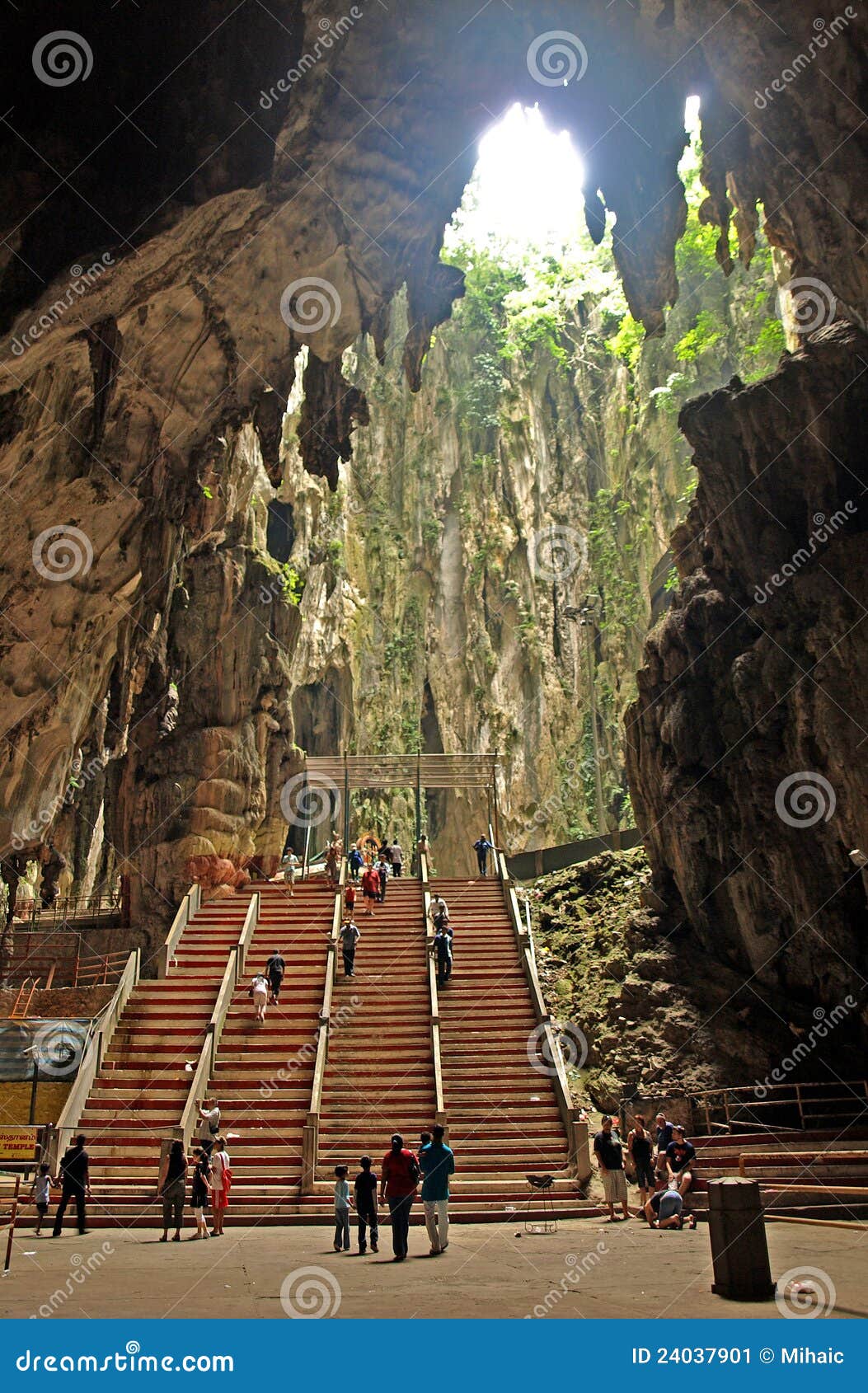 Inside Batu Caves Temple editorial photo. Image of skanda - 24037901