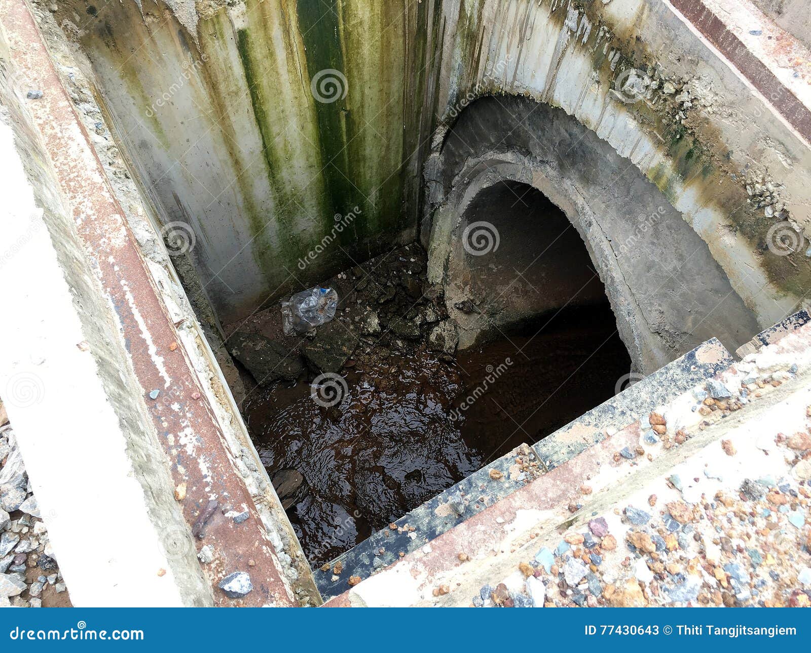 Manhole Royalty-Free Stock Photography | CartoonDealer.com #40178951